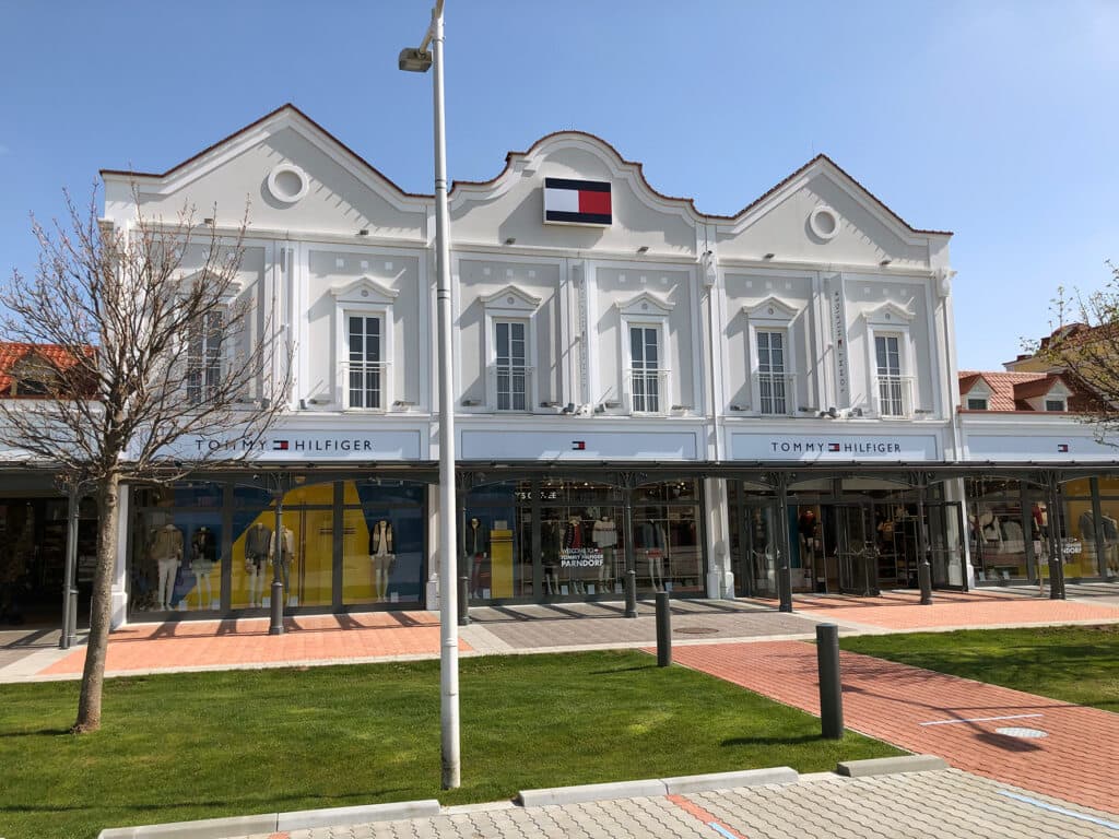 Ladenbau-Einsatz im Designer Outlet Center Parndorf: Projekt Kraft ...